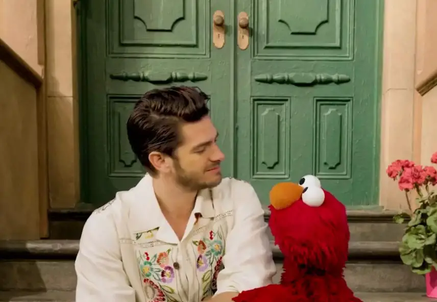 People Are In 'Tears' After Seeing Andrew Garfield Talk To Elmo About ...